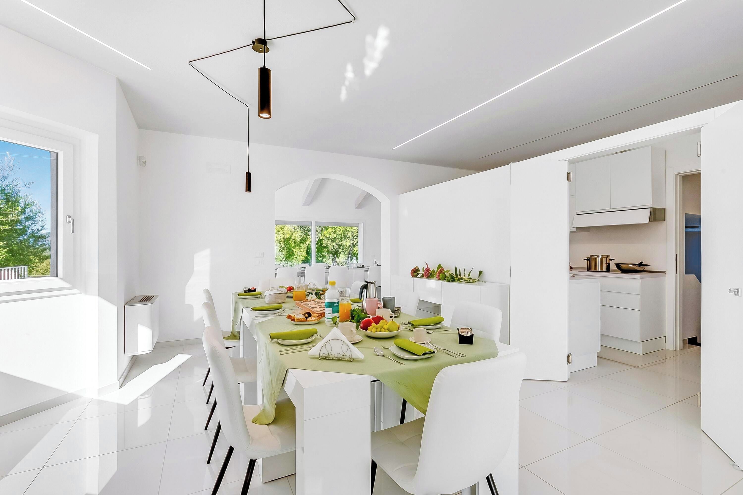 Villa Familiar, 6 quartos, frigorífico e micro-ondas (Villa Chimera White 16 with Pool &) | Restaurantes