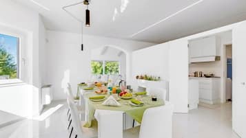 Villa Familiar, 6 quartos, frigorífico e micro-ondas (Villa Chimera White 16 with Pool &) | Restaurantes