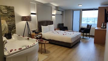 Estúdio luxo, terraço, vista para a cidade | 1 quarto, roupas de cama premium, frigobar, individualmente mobiliados