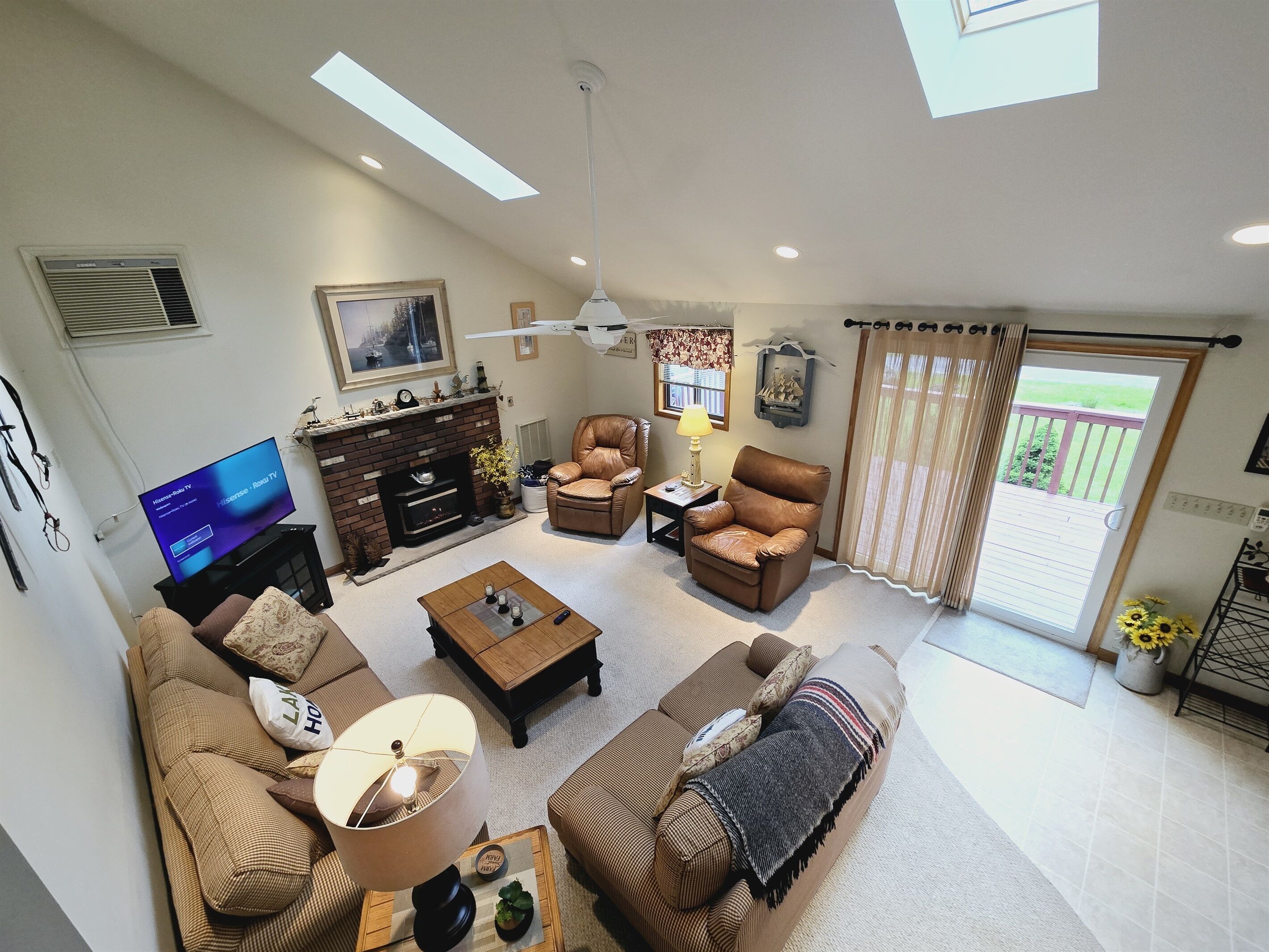 Moore's Lake House: Cozy Retreat, Deck, Firepit, Near Hiking & Nature - Arrowhead Lake, PA