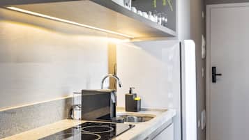 Dúplex Tradicional, 1 cama de casal | Cozinha privada | Um frigorífico, um micro-ondas, uma placa de cozinha