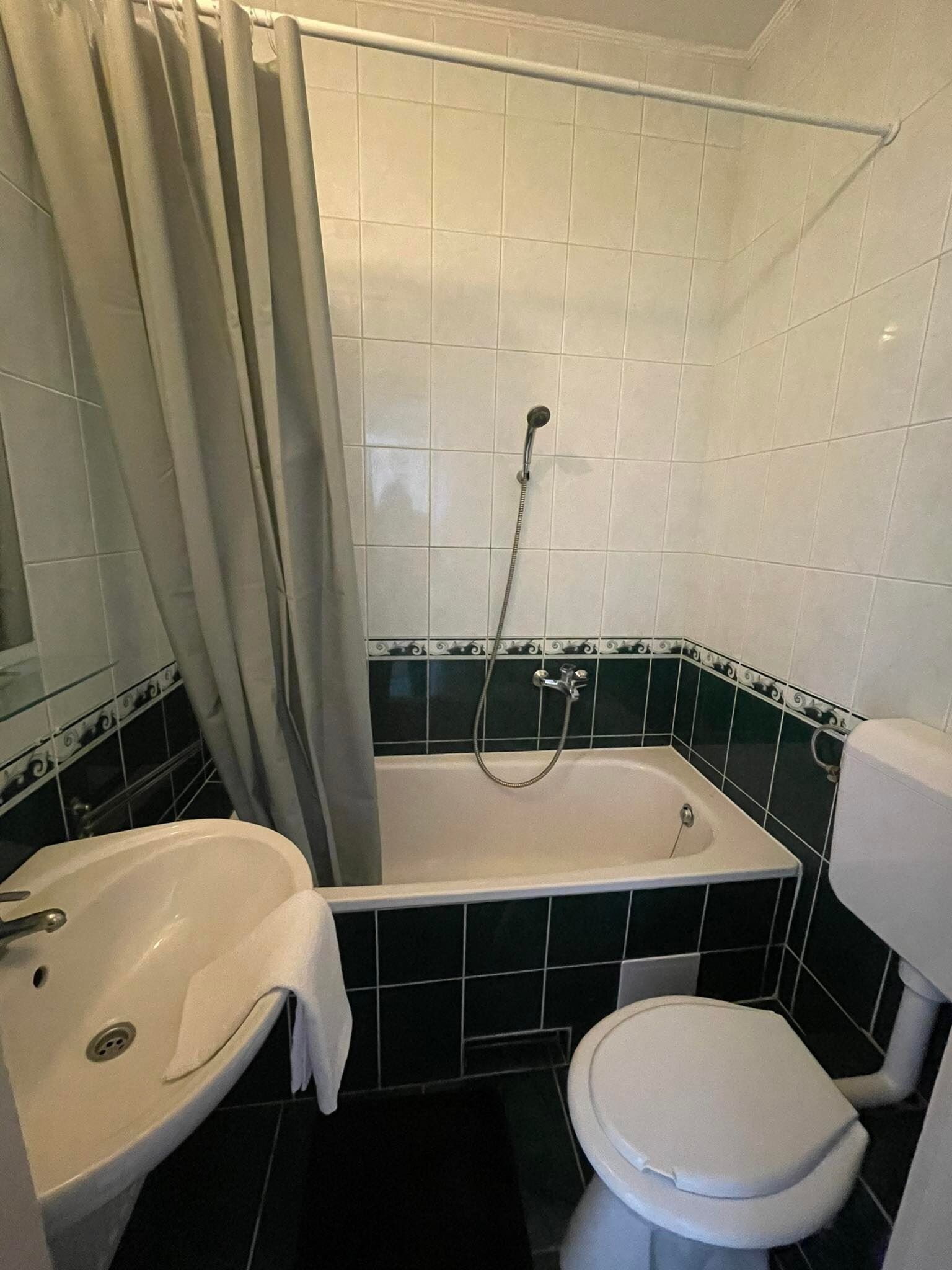Um banheiro com banheira, vaso sanitário e pia.