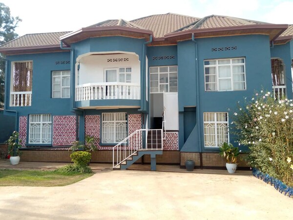 House - Sleeps 12 - Garden - Parking - Pets Ok - Kigali