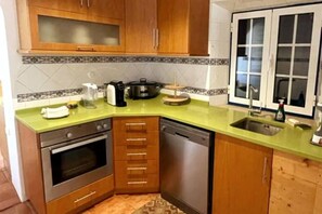 Casa | Cozinha privada | Um frigorífico, um micro-ondas, um forno, uma placa de cozinha 