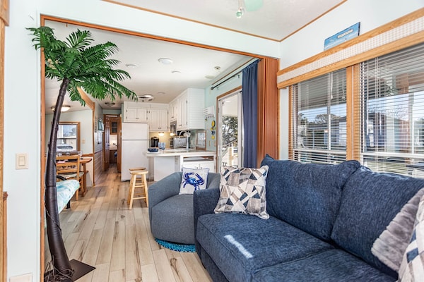 Cozy Retreat! Private Dock! Sandbridge Beach Access! Winter Rental Available - Virginia Beach, VA
