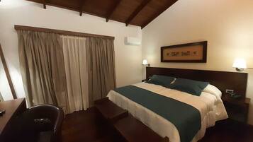 8 quartos, cofre no quarto, cortinas/cortinados opacos, Wi-fi grátis