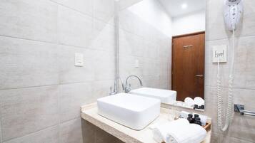 Quarto Superior | Casa de banho | Artigos de higiene pessoal grátis, um secador de cabelo