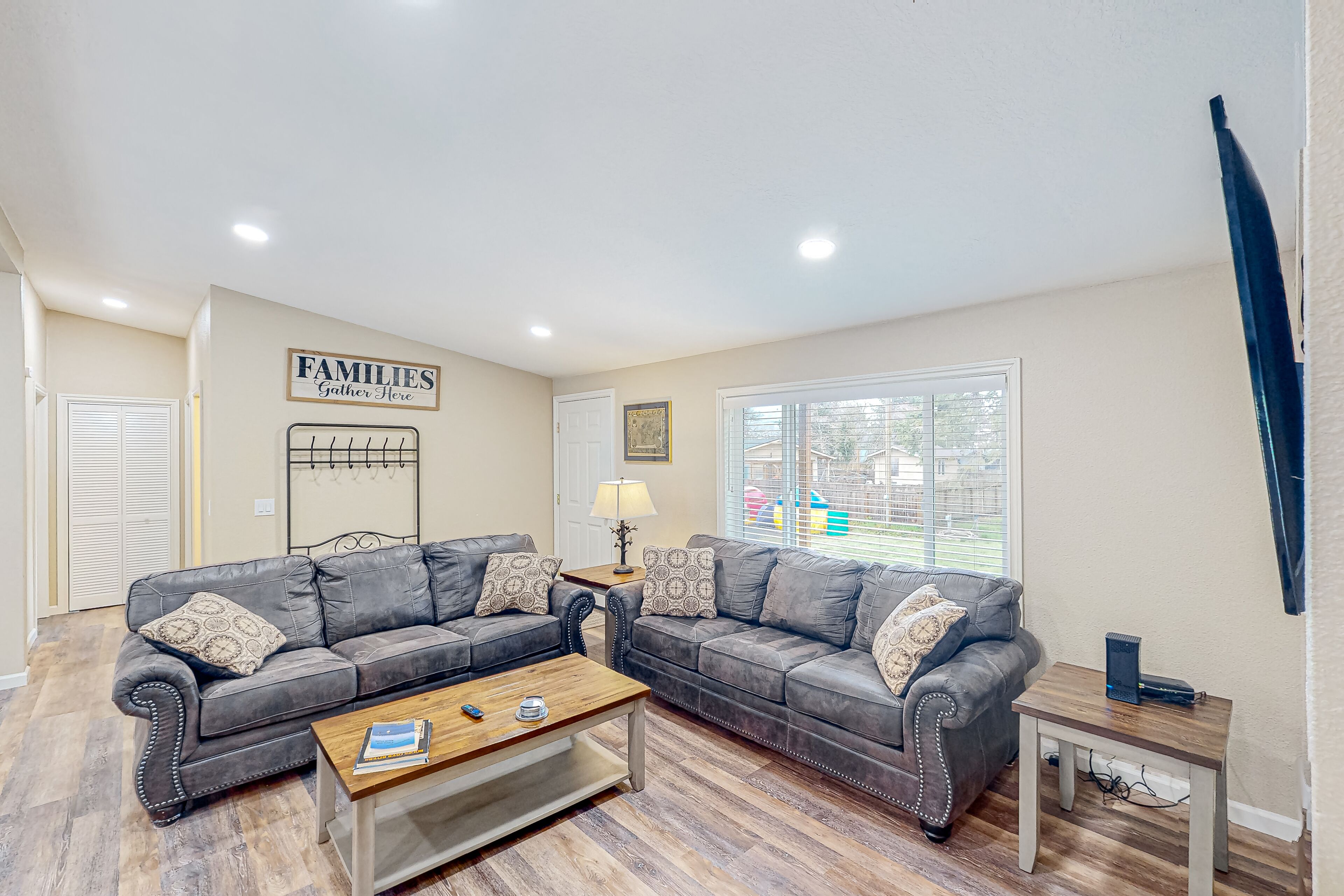 Modern, Spacious Home Near The Bay With Grill, Washer/dryer, & Large Yard - Coos Bay, OR