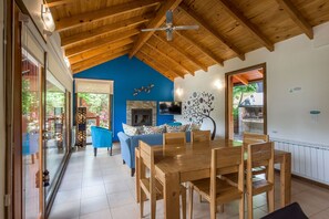 Bangalô superior | Área de estar | Smart TV 49 polegadas com canais via satélite, TV, lareira