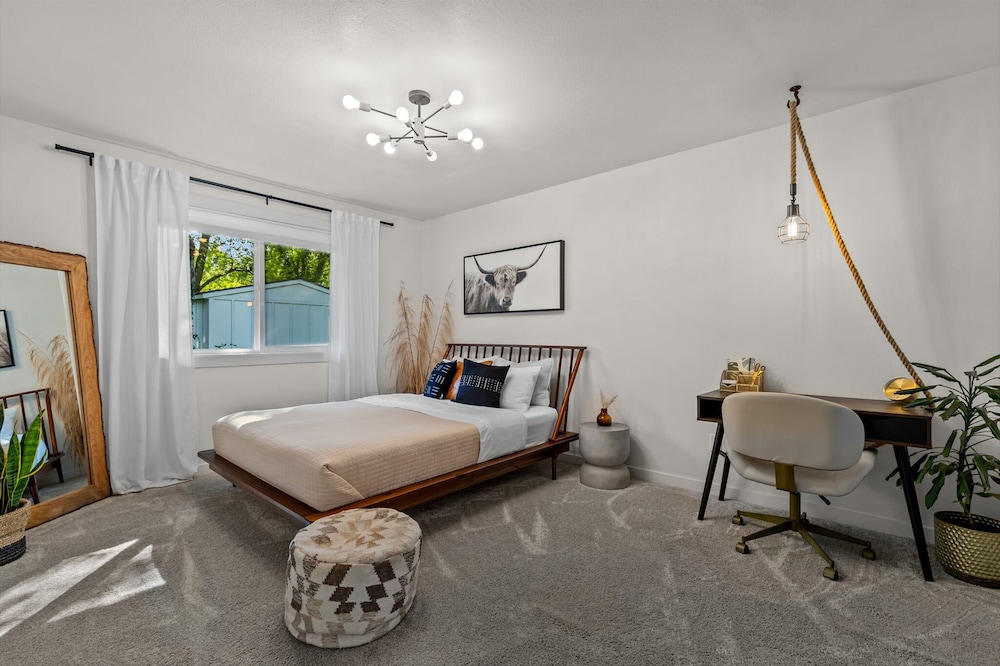 White Guesthouse With A Pool - Springfield, MO