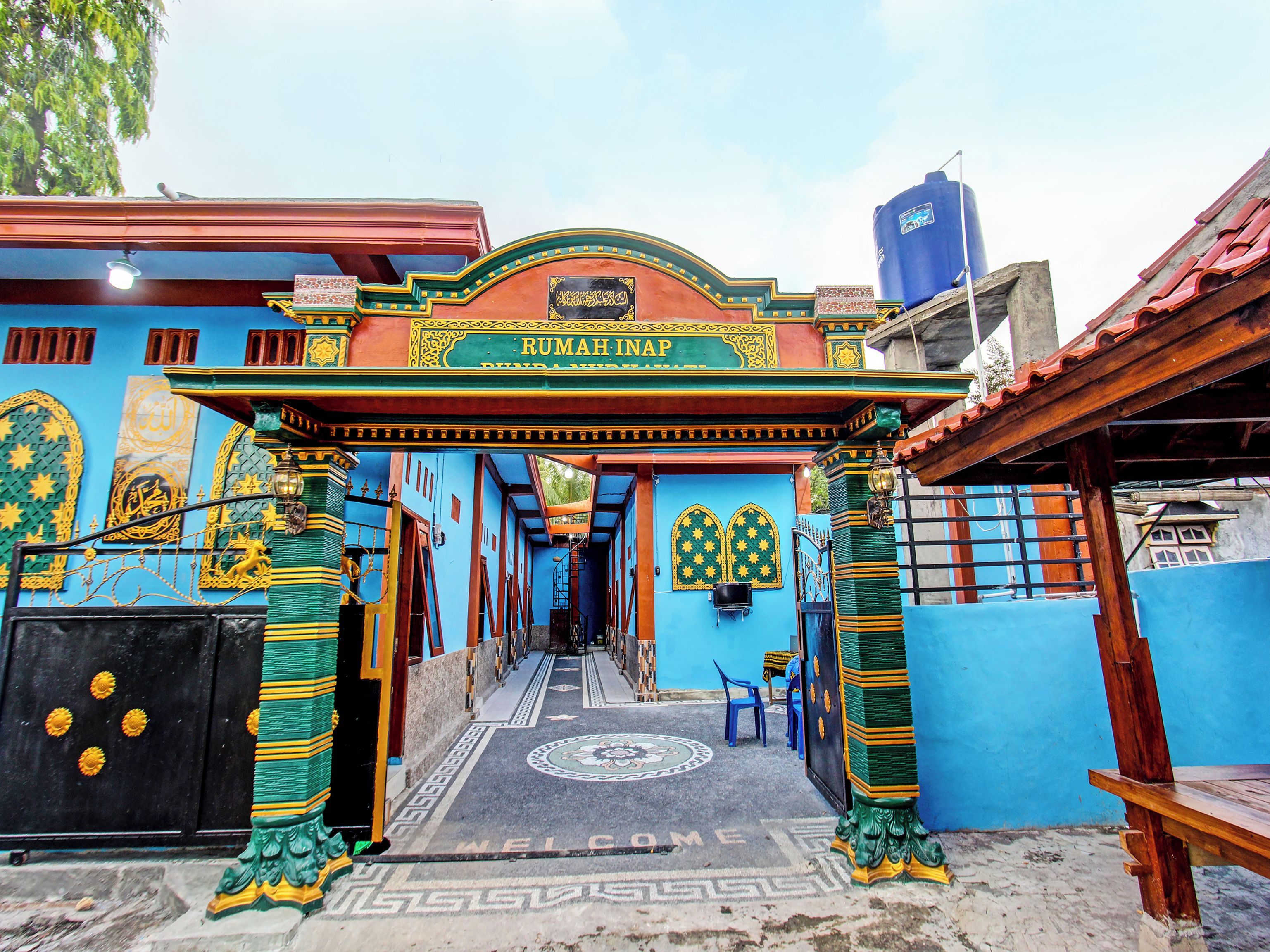 Uma entrada colorida com uma placa indicando 