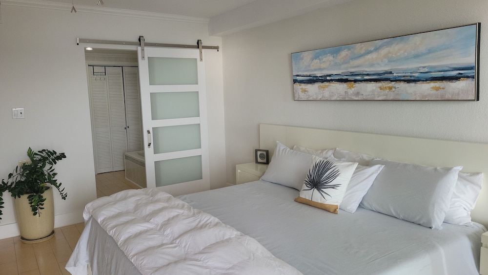 7 Mile Beach Waterfront ideal location! - West Bay | Vrbo