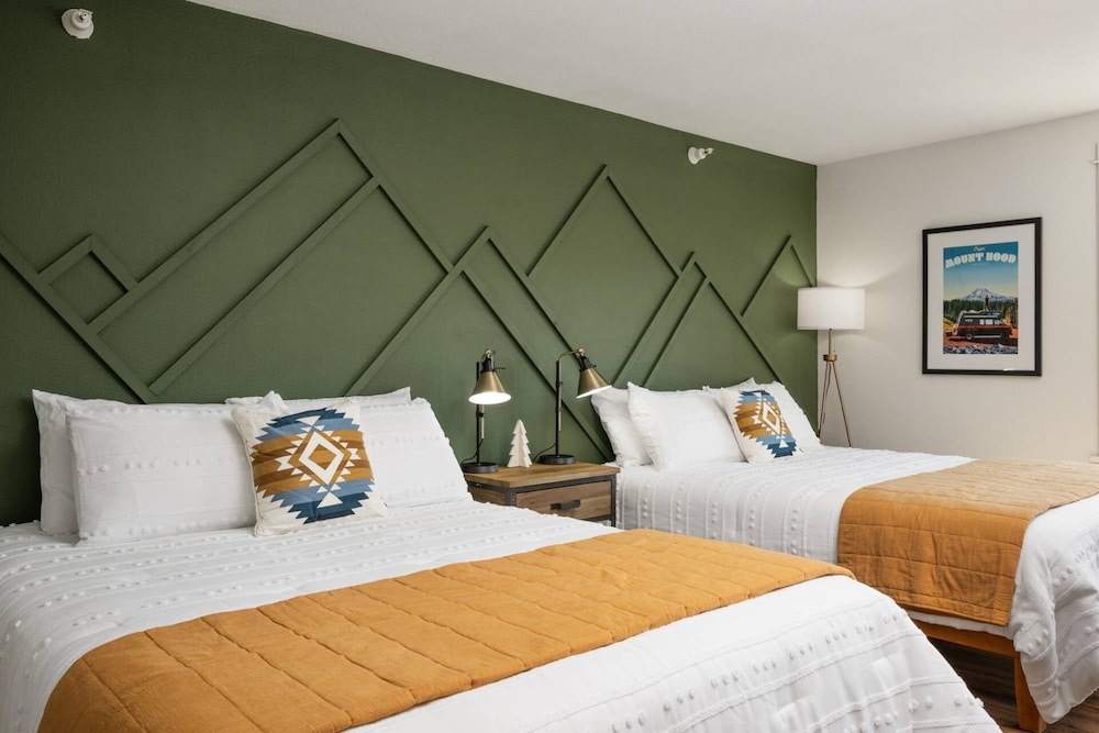 Exquisite Custom Furnishing And Design, Pet Friendly, Bbq, One Block From Center Of Government Camp - Oregon