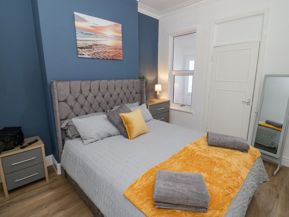 FLAT 1A MONA HOUSE, pet friendly, country holiday cottage in Deganwy ...