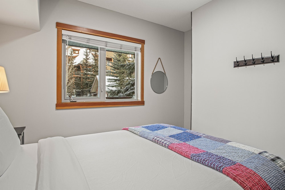 Large 3 Bdrm Mountain Chic Condo W/ Pool & Hot Tub - Canmore