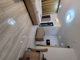 Quarto Duplo Presidencial | Roupa de alta qualidade, camas de colchão Select Comfort, secretária 