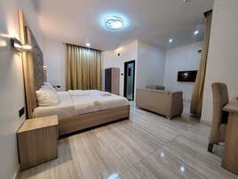 Quarto Duplo Presidencial | Roupa de alta qualidade, camas de colchão Select Comfort, secretária 