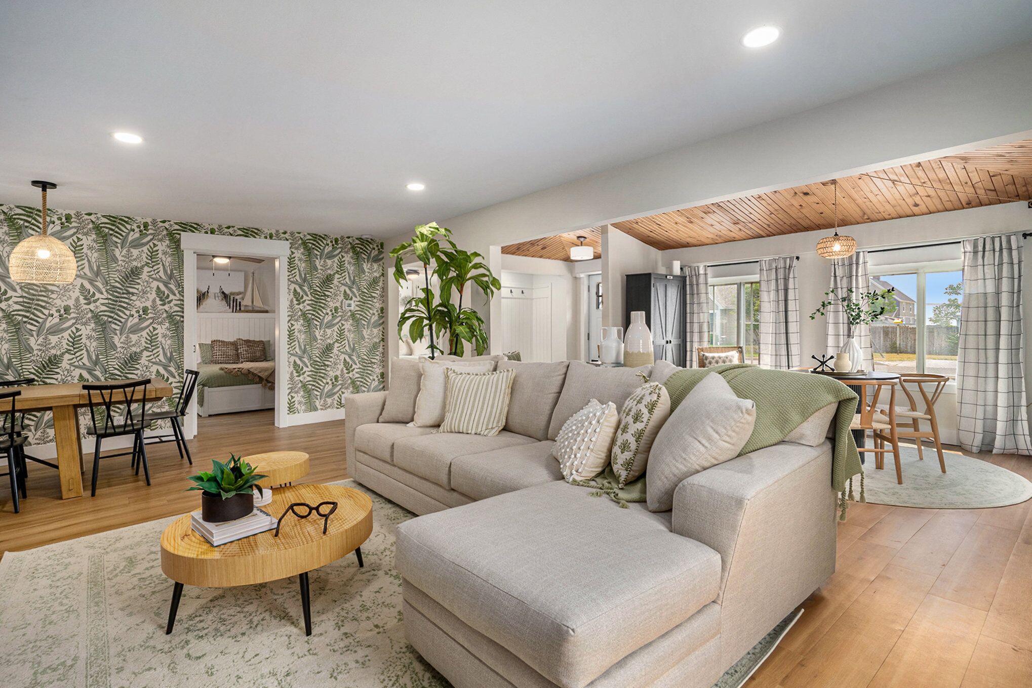 A Backyard Oasis A Block From The Beach! Hot Tub, Tiki Bar, Ping Pong! - Muskegon, MI