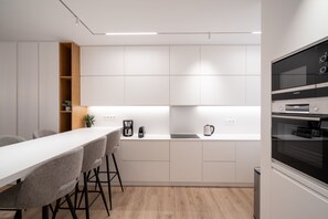 Apartamento superluxo | Cozinha privada | Geladeira grande, micro-ondas, fogão, cooktop
