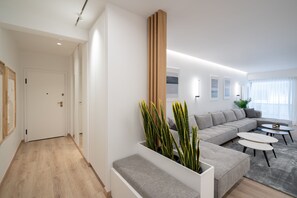 Apartamento superluxo | Área de estar | Smart TV 65 polegadas com canais a cabo, TV