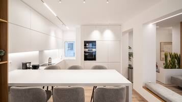 Apartamento de Luxo | Cozinha privada | Uma máquina de café expresso, uma cafeteira/bule