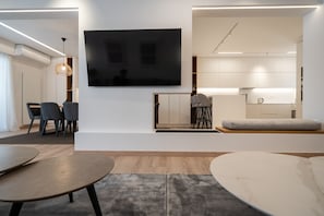 Apartamento de Luxo | Sala de estar | Smart TV de 65 polegadas com canais por cabo, televisor 