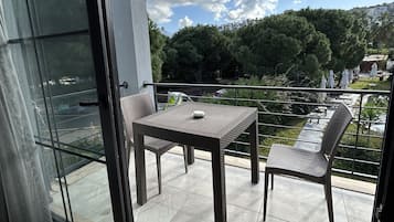 Quarto luxo, sacada, vista para a piscina | Frigobar, cofres nos quartos, berços grátis, Wi-Fi de cortesia