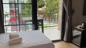 Quarto duplo luxo, sacada, vista para a piscina | Frigobar, cofres nos quartos, berços grátis, Wi-Fi de cortesia