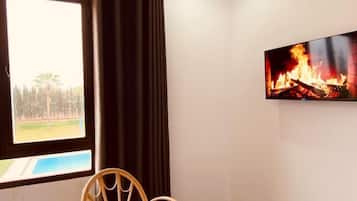 Quarto Duplo Superior, vista para a piscina | Secretária adequada para computadores portáteis