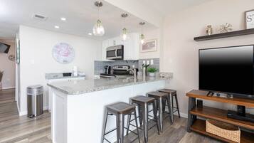 Condo, 1 quarto | Cozinha privada | Geladeira, fogão, cafeteira/chaleira