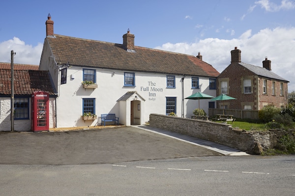 The Full Moon Inn - Wiltshire