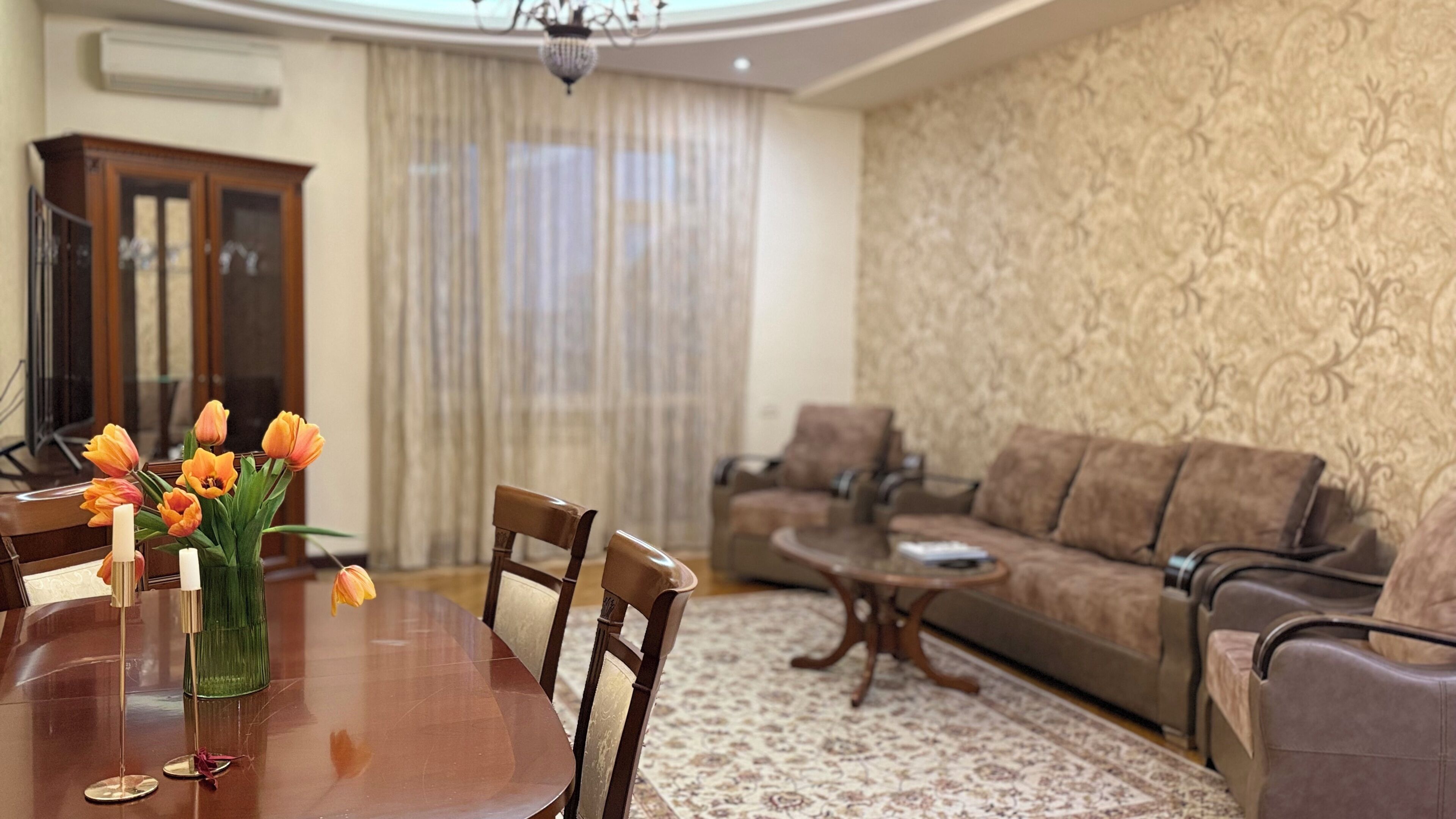 Condo família, 2 quartos, 2 banheiros, vista para o pátio | Área de estar | Smart TV 59 polegadas com canais a cabo, TV