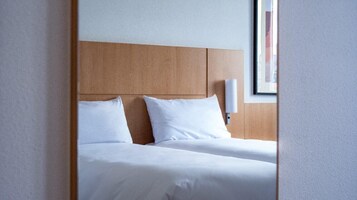 Escrivaninha, espaço de trabalho para notebook, cortinas blackout