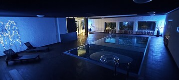 2 piscinas internas, funciona das 10h às 12h30, guarda-sóis