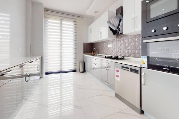 Apartamento | Cozinha privada | Geladeira grande, micro-ondas, fogão, cooktop