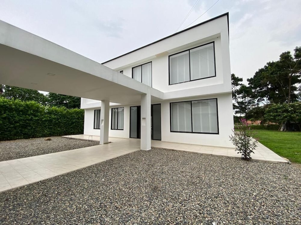 Villa with large natural spaces 10 minutes from Villavicencio. - Apiay ...
