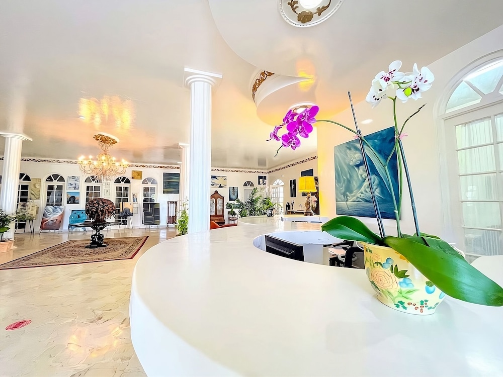 2 Comfortable King Suites Close to Portland Parish Church! Pool, FREE ...