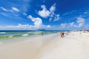 Na praia, praia de areia branca 