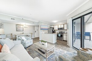 Apartamento Familiar em Condomínio Fechado, 2 quartos, varanda, em frente à praia | Sala | Smart TV de 50 polegadas com canais digitais, televisor 