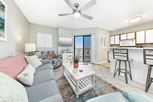 Condo conforto, 2 quartos, sacada, de frente para a praia | Sala de estar | Smart TV 50 polegadas com canais digitais, TV