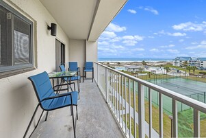 Apartamento Familiar em Condomínio Fechado, 2 quartos, varanda, em frente à praia | Varanda