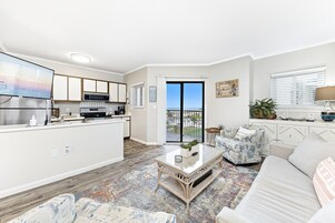 Apartamento Familiar em Condomínio Fechado, 2 quartos, varanda, em frente à praia | Sala | Smart TV de 50 polegadas com canais digitais, televisor 