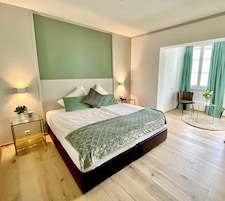 Roupas de cama premium, frigobar, cofres nos quartos