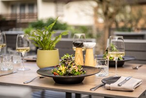 Terraço com espreguiçadeiras