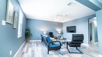 Casa (2 Bedrooms) | Sala de estar | Televisor de 50 polegadas com canais digitais