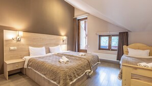 Quarto com duas camas, cabeceiras de madeira, mesas de cabeceira e uma janela com cortinas.