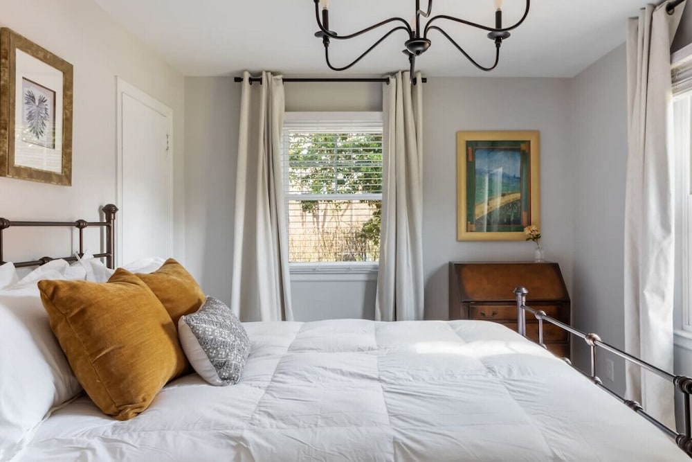 3BR Cozy Raleigh Ranch | Fire Pit + Fenced In Yard - Raleigh | Vrbo