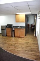 Frigobar, micro-ondas em uma área comum