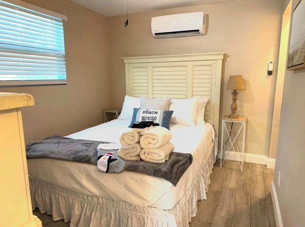 Great Location/home With Cottage/pool - Clearwater, FL