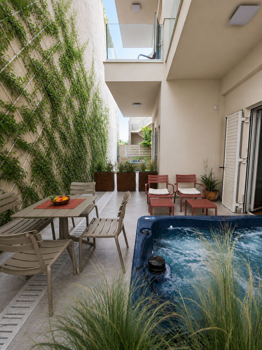 Luxury Apartment with Private Backyard &Jacuzzi | Terraço/pátio interior